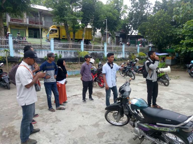 Keluhkan Pelayanan KTP, KOBRA Demo Dinas Dukcapil Dompu - Portal Berita ...